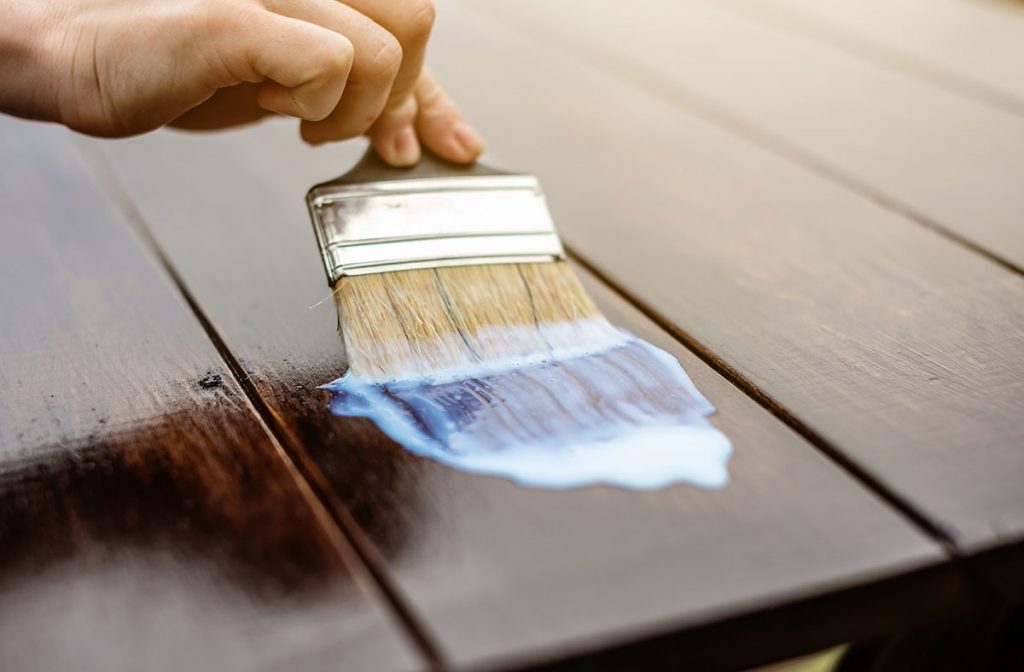 Barnizar madera para exterior [Consejos] - Servei Estació