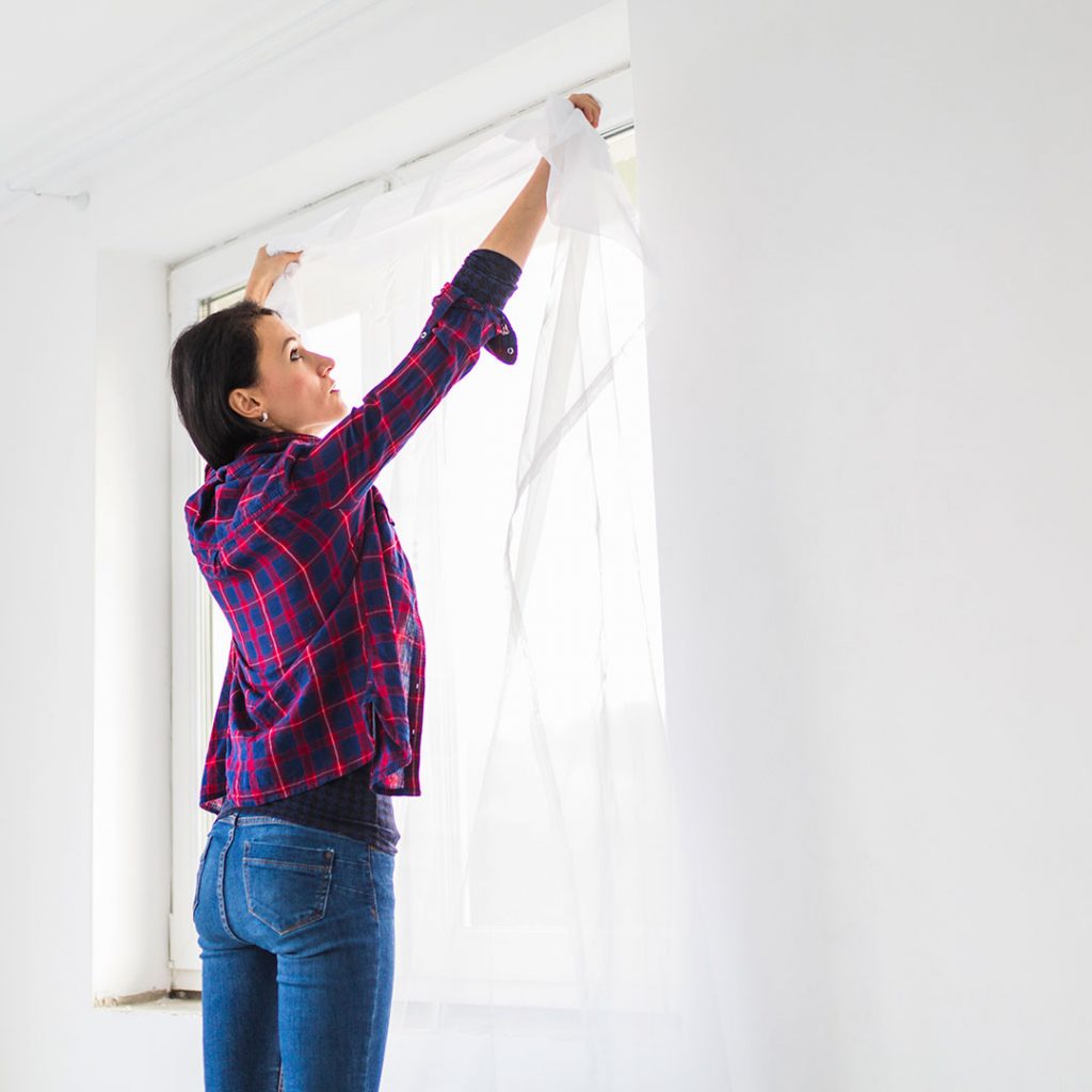 Formas de colgar cortinas sin dañar la pared - Servei Estació